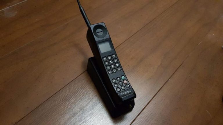 5 Oldest Cell Phones in The World - GirlWithAnswers
